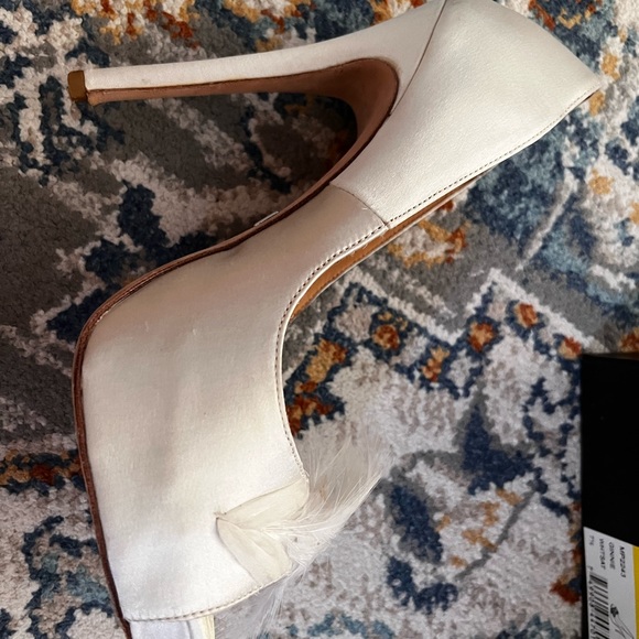Badgley Mischka | Shoes | Badgley Mischka Ginnie White Satin 7 2 | Poshmark